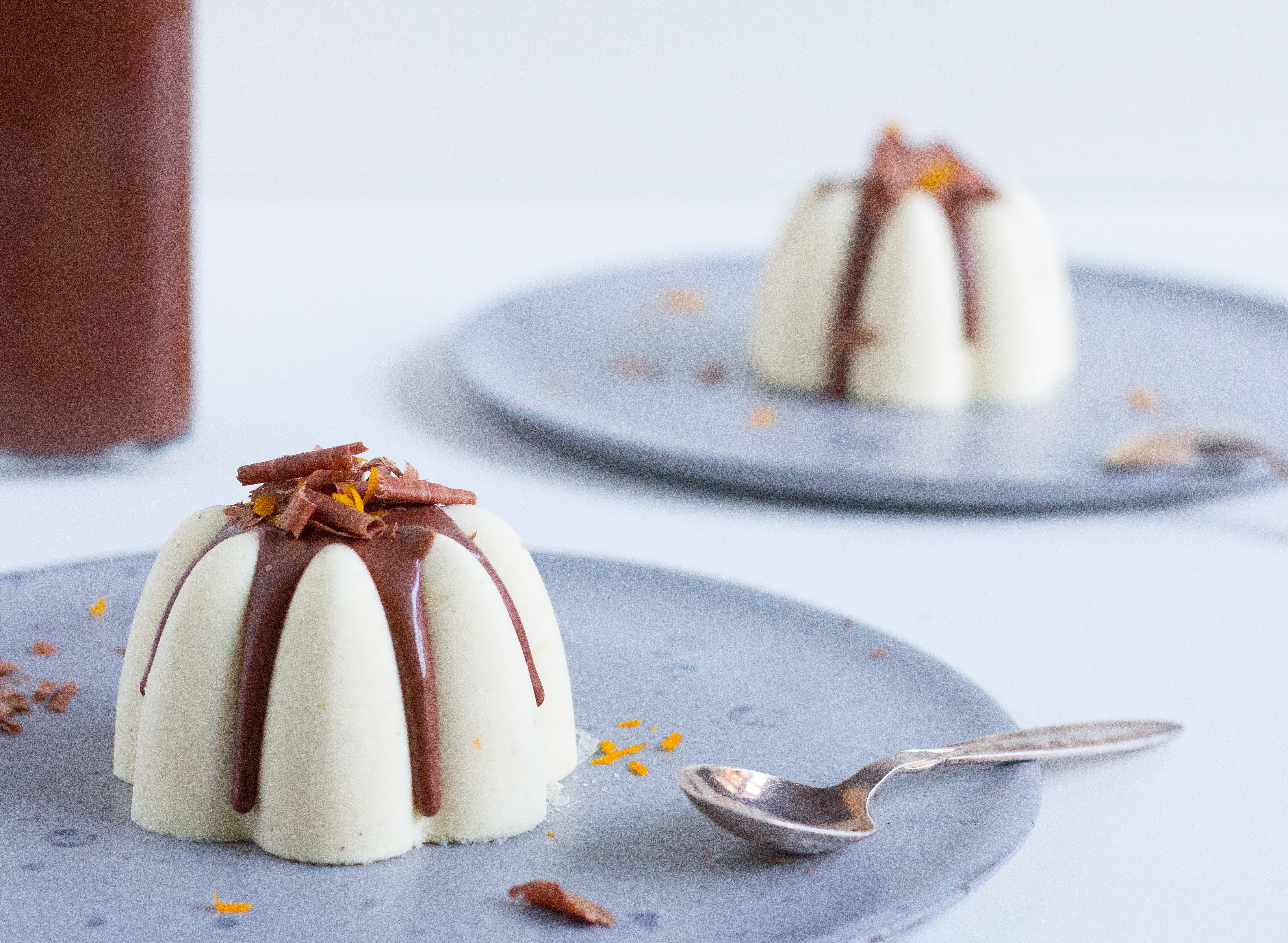 Marcipan is med appelsin og lun chokoladesauce - Pilens Køkken