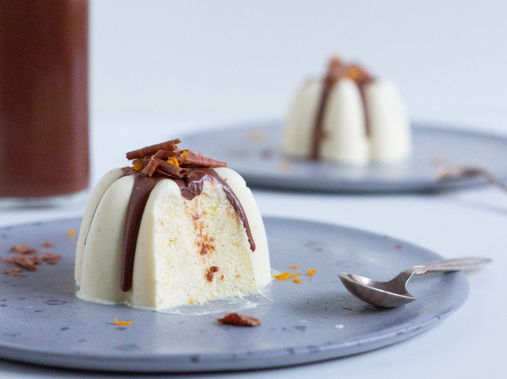 Marcipan is med appelsin og lun chokoladesauce - Pilens Køkken